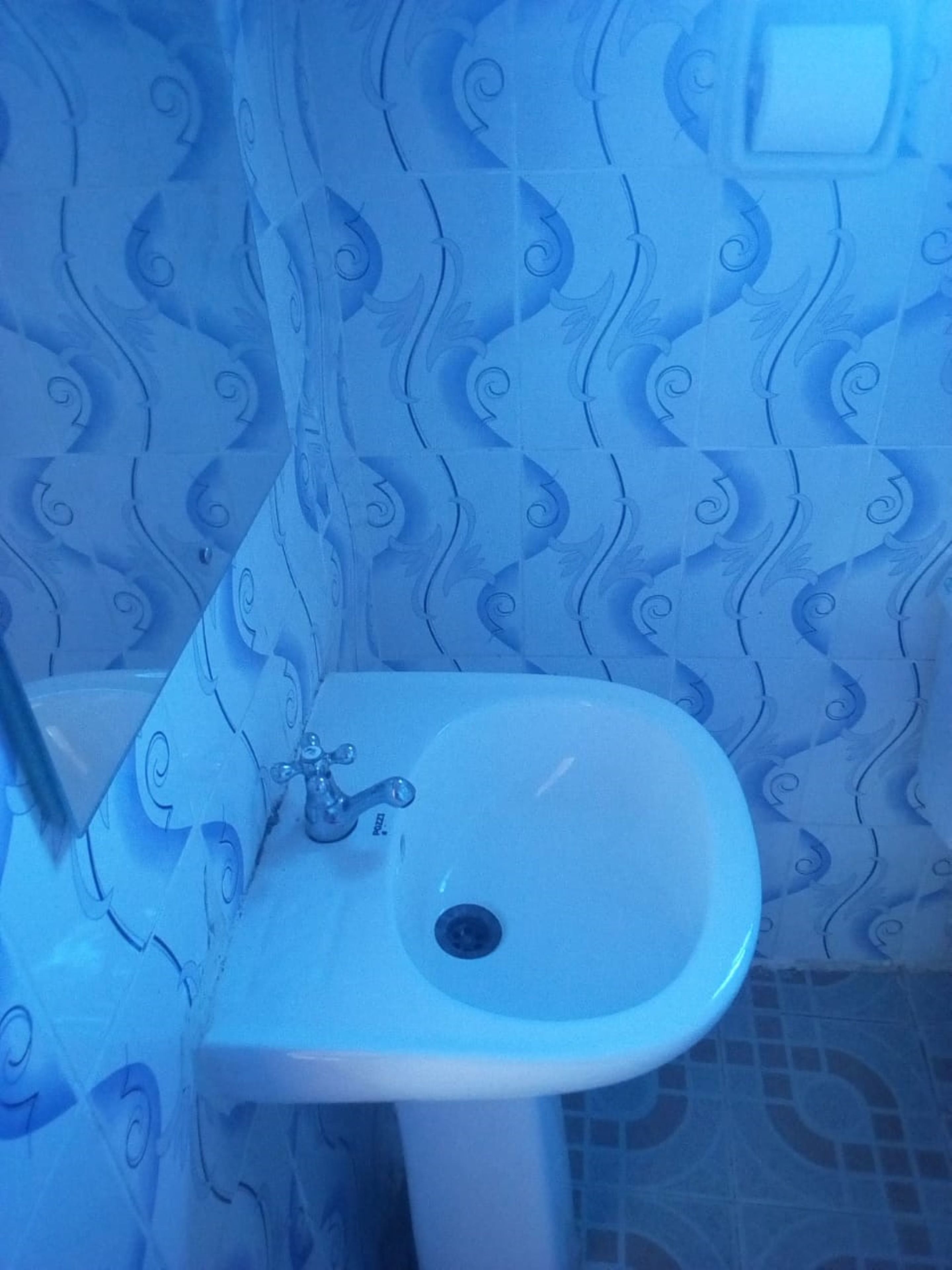 Quarto solteiro superluxo | Banheiro | Chuveiro, produtos de toalete grátis, chinelos, toalhas de banho