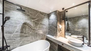 Quarto duplo luxo | Banheiro | Chuveiro/banheira combinados, banheira de imersão