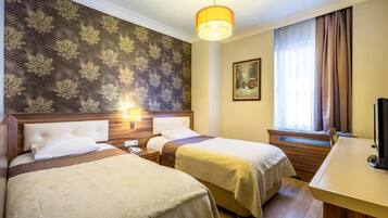 Quarto duplo standard | Frigobar, cofres nos quartos, individualmente decorados