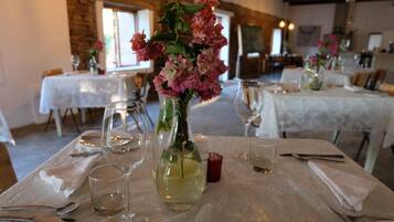 Pequenos-almoços, almoços e jantares servidos