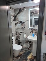 Quarto Duplo ou Twin Básico | Casa de banho | Um polibã, artigos de higiene pessoal grátis, um secador de cabelo
