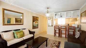 Apartamento, 2 quartos | Sala | TV de ecrã plano