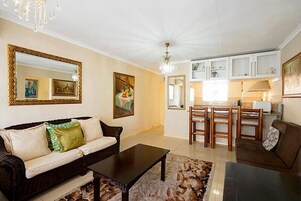 Apartamento, 2 quartos | Sala | TV de ecrã plano 