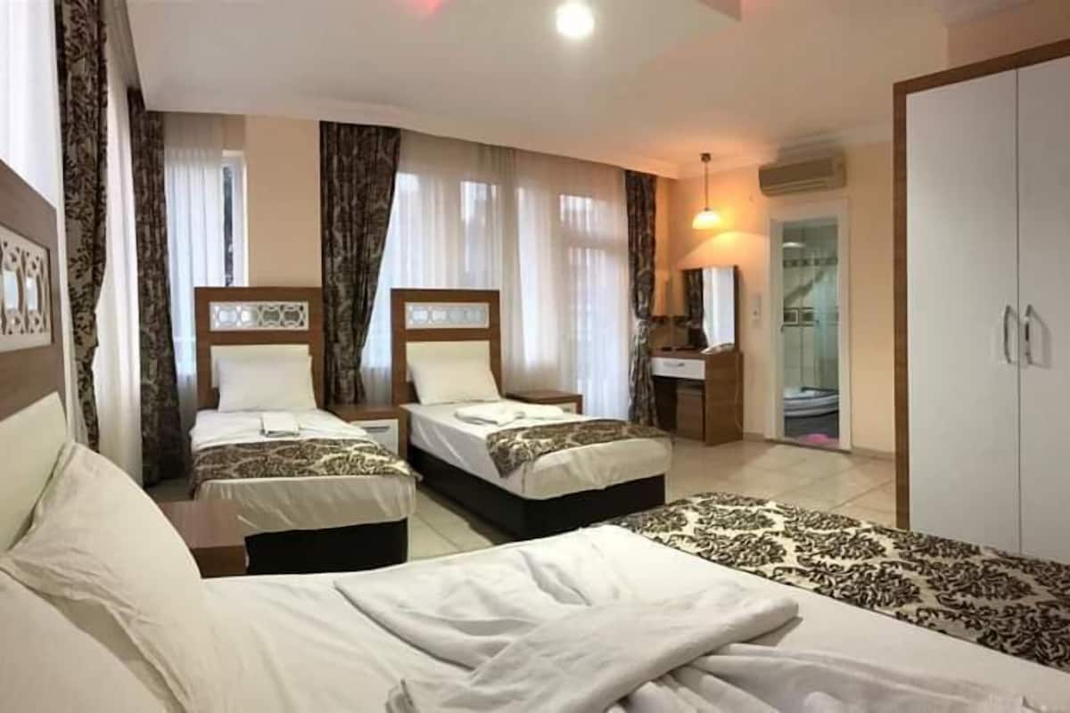 Quarto Familiar | Minibar, secretária, Wi-fi grátis, roupa de cama fornecida