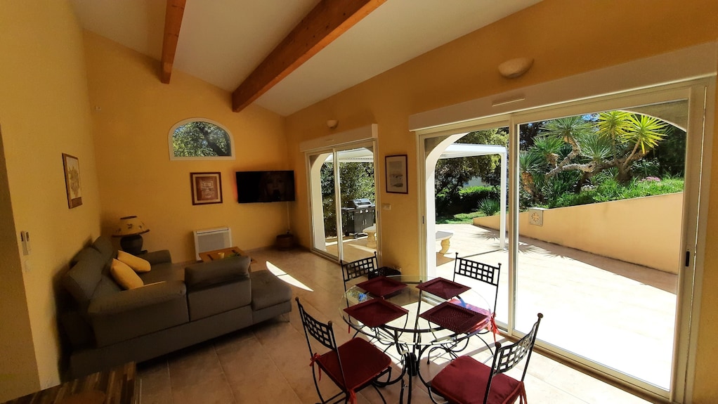 Villa In Beveiligde Ruimte Van 3400m2 Met Zwembad - Agde