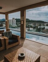 Piscina externa, funciona das 7h às 22h, espreguiçadeiras