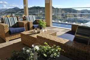 Piscina externa, funciona das 7h às 22h, espreguiçadeiras