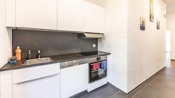 Um frigorífico, um micro-ondas, um forno, uma placa de cozinha