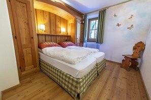 Quarto Duplo Básico | Com decoração personalizada, com mobília individualizada, secretária 