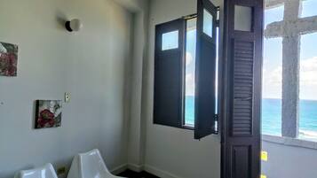 Cozy Apartment with Sea View | Sala de estar | Televisor de ecrã plano de 20 polegadas com canais por cabo, televisor