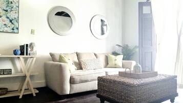 Zen Atlantis Place | Sala | Televisor de ecrã plano de 20 polegadas com canais por cabo, televisor