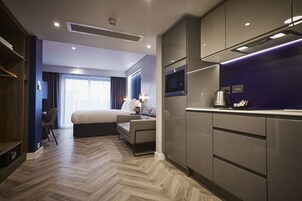 Um frigorífico, um micro-ondas, uma placa de cozinha 