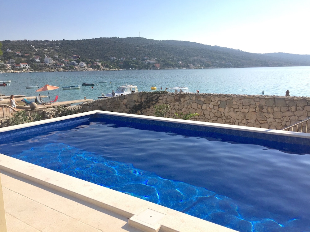 Villa Privée Les Pieds Dans L'eau Avec Piscine Privée, 25km De Split Airport - Sevid