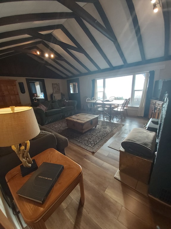 Family & Pet Friendly, Homey Beachfront Cottage, Halfmoon Bay, Sunshine Coast - Sunshine Coast