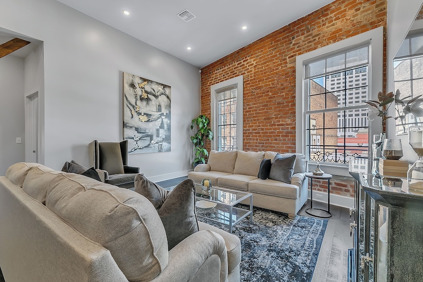 Rare! Experience Nola Not Found In A Hotel! 2 Personal Balconies| 3 Beds+queen Sleeper Sofa - New Orleans, LA