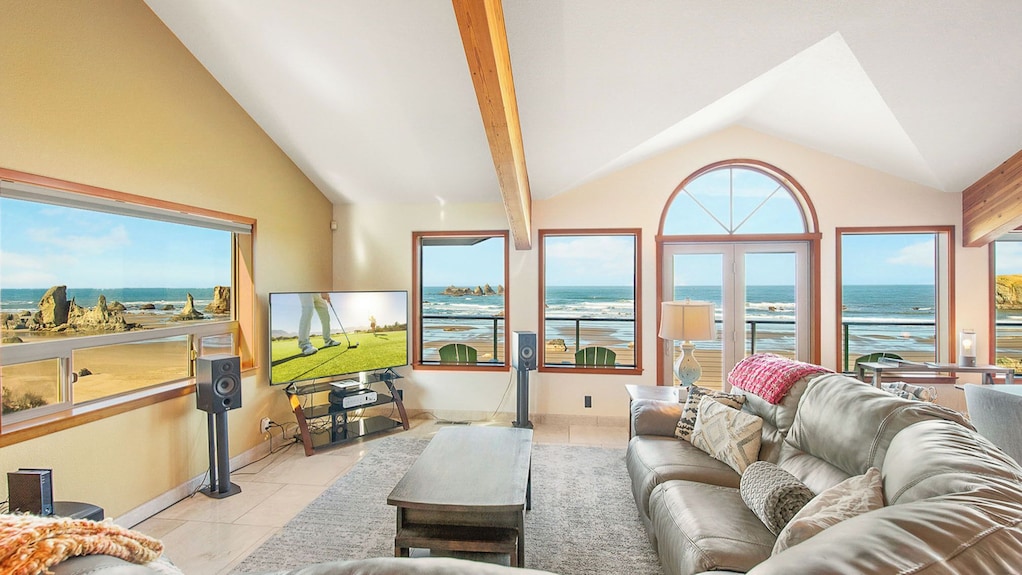 Wizard Hat Beach House: Awesome Beach Front Vacation Home With Magical Views - Bandon, OR