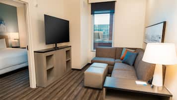Quarto, 1 cama king-size | Sala | Televisor de ecrã plano de 49 polegadas com canais por cabo, televisor