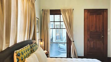 Quarto Duplo Deluxe, não fumadores, varanda | Lençóis de algodão egípcio, roupa de alta qualidade, edredões de penas