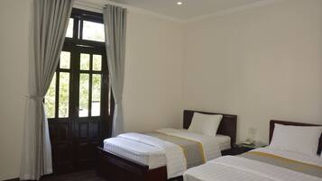 Quarto Triplo Cidade | Minibar, ferro/tábua de engomar, Wi-fi grátis, roupa de cama fornecida