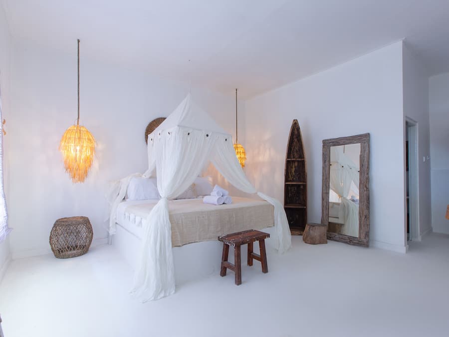 Suite, vista para a piscina | Minibar, cofre no quarto, com decoração personalizada