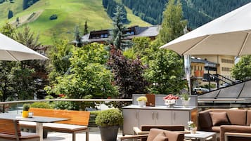 Terraço com espreguiçadeiras