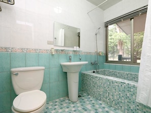 Quarto Duplo Deluxe | Casa de banho | Um polibã, artigos de higiene pessoal grátis, um secador de cabelo 
