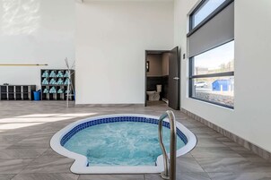 Piscina interior, espreguiçadeiras 