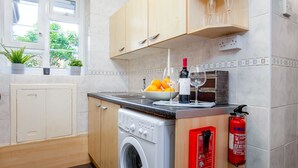 Quarto Deluxe | Cozinha partilhada | Um frigorífico, um micro-ondas, um forno, uma placa de cozinha 