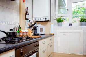 Quarto luxo | Cozinha compartilhada | Geladeira, micro-ondas, fogão, cooktop