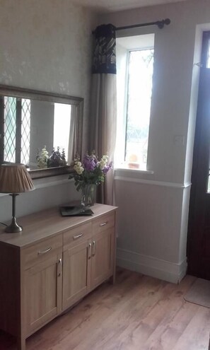 Suite Familiar, não fumadores, vista para o jardim | Sala | TV de ecrã plano 