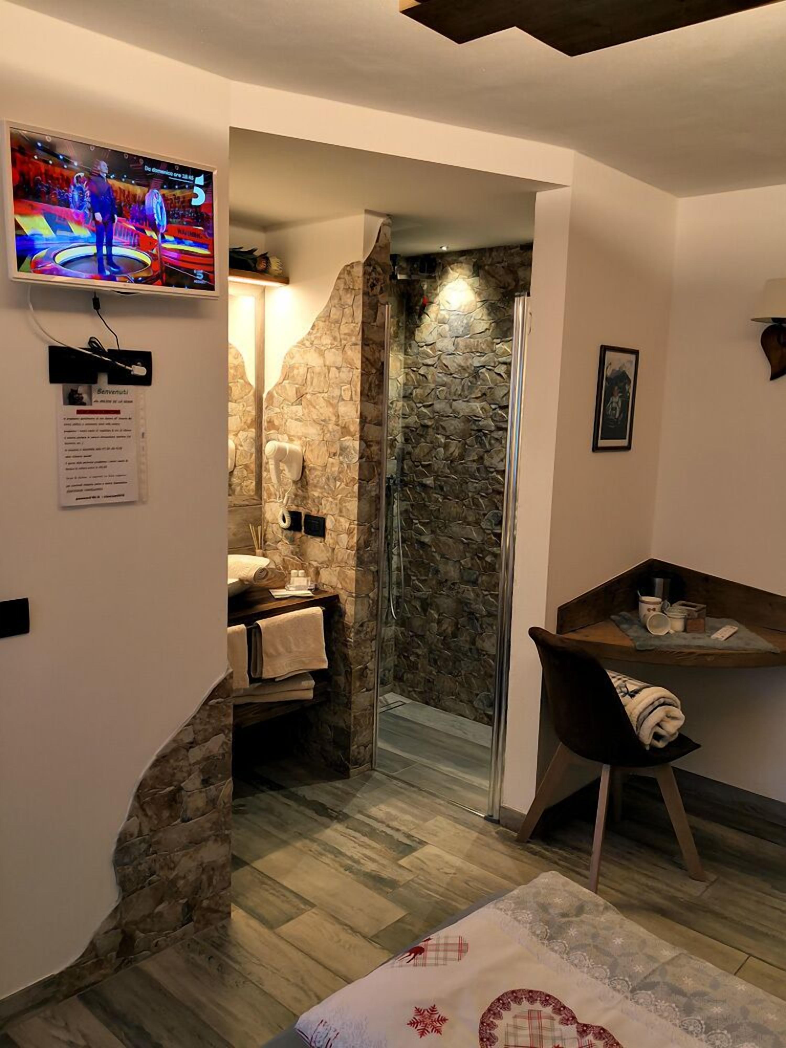 Escrivaninha, Wi-Fi de cortesia, roupa de cama