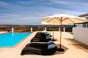 2 piscinas exteriores, guarda-sóis, espreguiçadeiras 