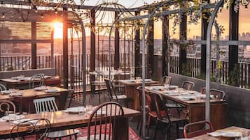 2 restaurantes, almoços servidos, cozinha mediterrânica