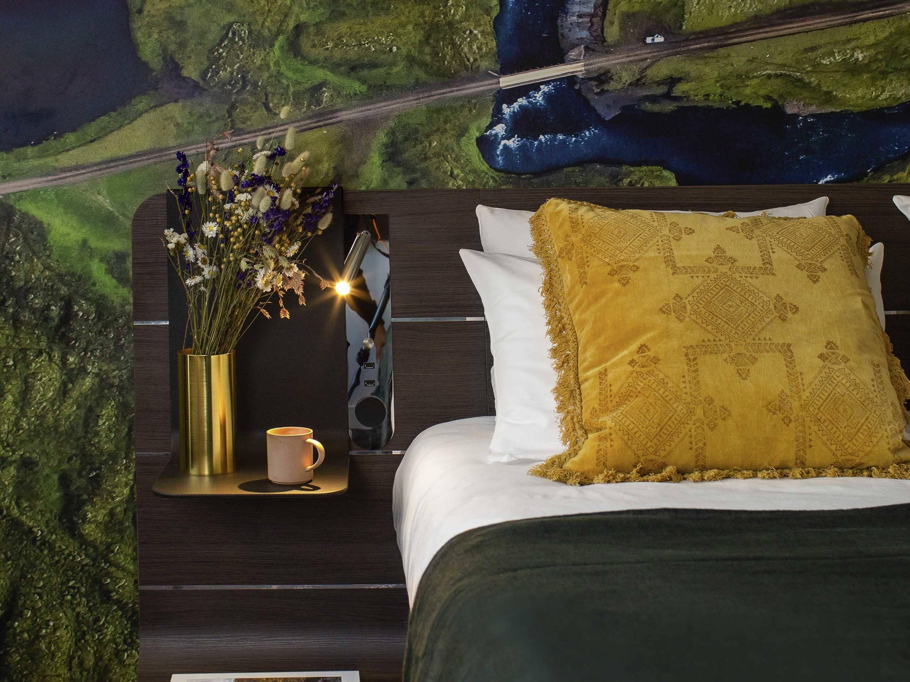 Roupa hipoalergénica, camas de colchão viscoelástico, cofre no quarto 
