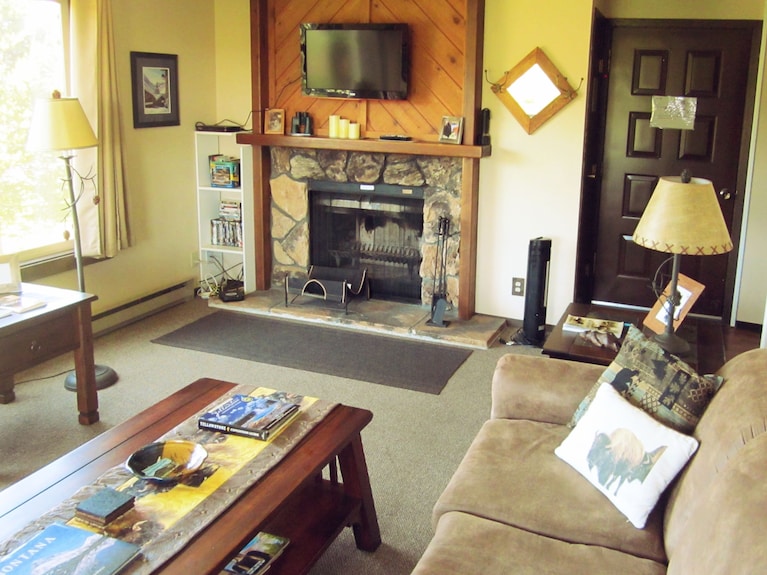 Bison Hideaway Condo - Fully Updated, Warm & Inviting Yellowstone Retreat For 2 - Montana