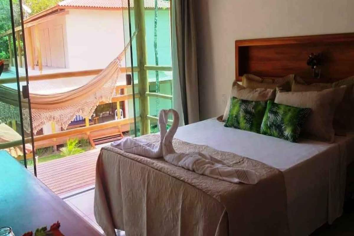 Quarto quádruplo | Frigobar, escrivaninha, ferros/tábuas de passar roupa, Wi-Fi de cortesia