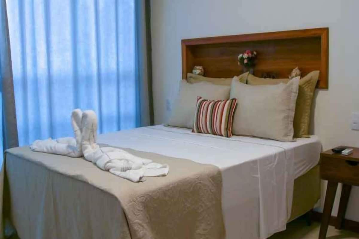 Quarto casal | Frigobar, escrivaninha, ferros/tábuas de passar roupa, Wi-Fi de cortesia