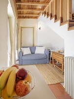 Apartment, 1 Bedroom, Mezzanine | Sala de estar | TV de ecrã plano