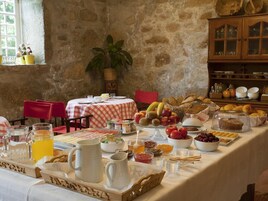 Pequeno-almoço tipo buffet diário (7.5 EUR por pessoa) 