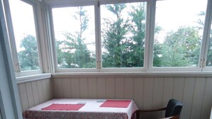 Apartamento, 2 quartos (Bassett Balcony) | Opções para refeição no quarto