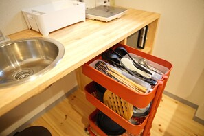 Quarto Familiar, não fumadores | Kitchenette privada | Um frigorífico/congelador grande, um micro-ondas, uma placa de cozinha 