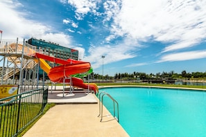 Piscina interior, piscina exterior, espreguiçadeiras
