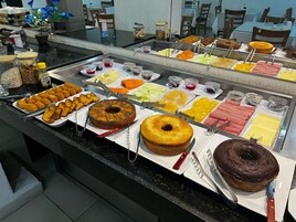 Café da manhã com buffet grátis todos os dias