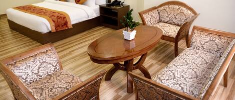 Suíte júnior | Frigobar, cofres nos quartos, individualmente mobiliados, escrivaninha