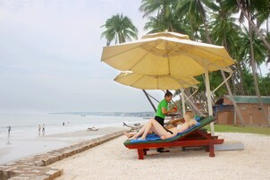 Na praia, praia de areia branca, windsurf 
