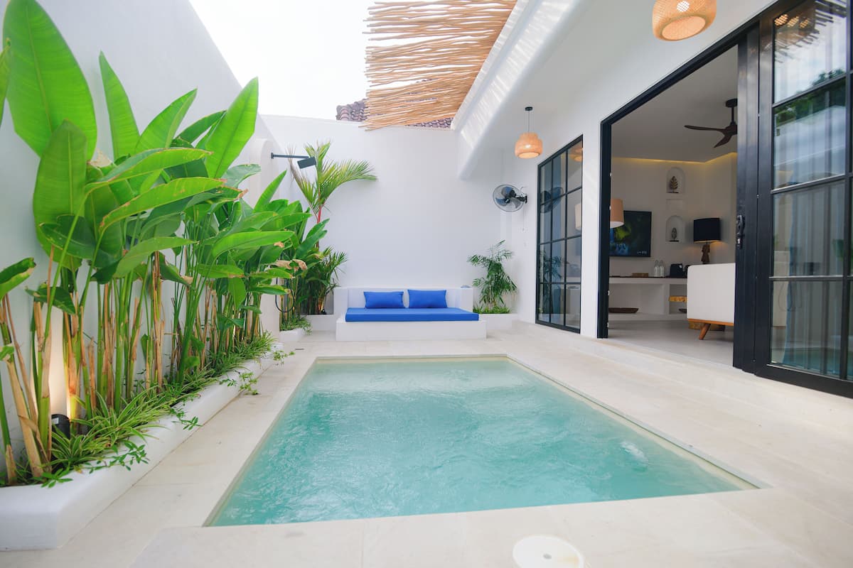 Suíte estúdio superior | Frigobar, cofres nos quartos, individualmente decorados, escrivaninha