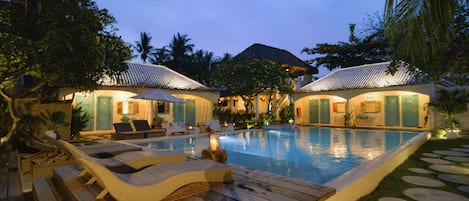 3 piscinas externas, guarda-sóis, espreguiçadeiras