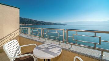 Quarto Duplo Deluxe, varanda, vista para o mar | Roupa de alta qualidade, edredões de penas, minibar, cofre no quarto
