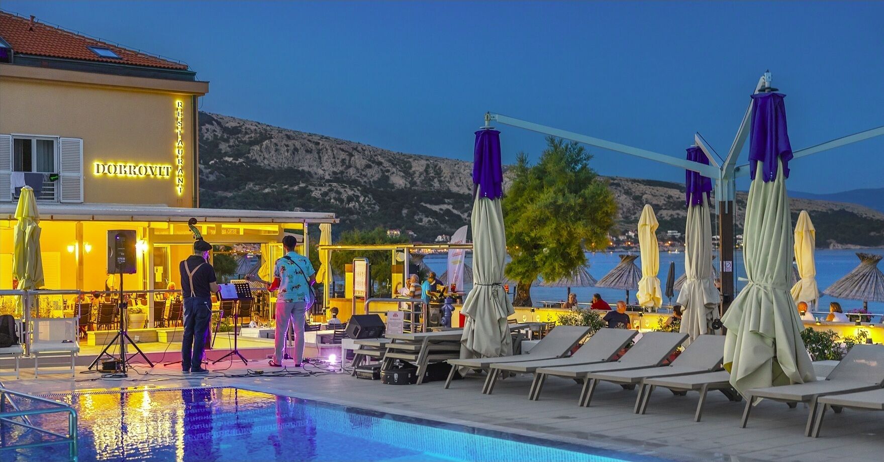 Pequenos-almoços, almoços, jantares servidos, com vista para a praia 