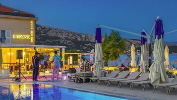 Pequenos-almoços, almoços, jantares servidos, com vista para a praia